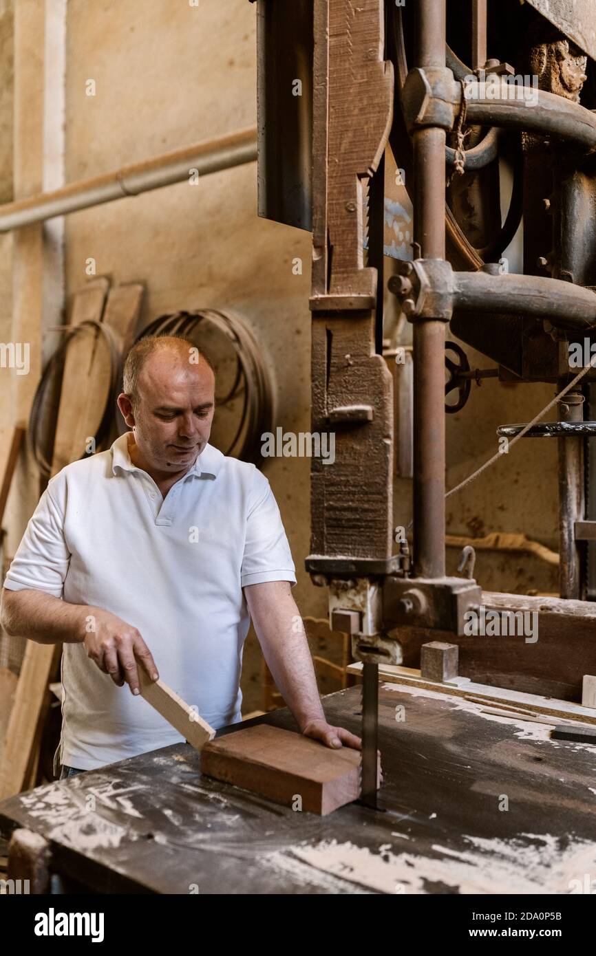 Using band saw hi-res stock photography and images - Alamy