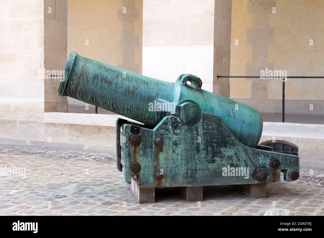 Paris invalides cannon artillery hi-res stock photography and images ...