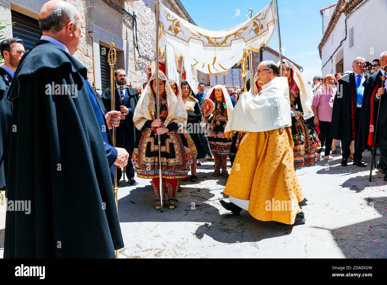 Pallium priest hi-res stock photography and images - Alamy