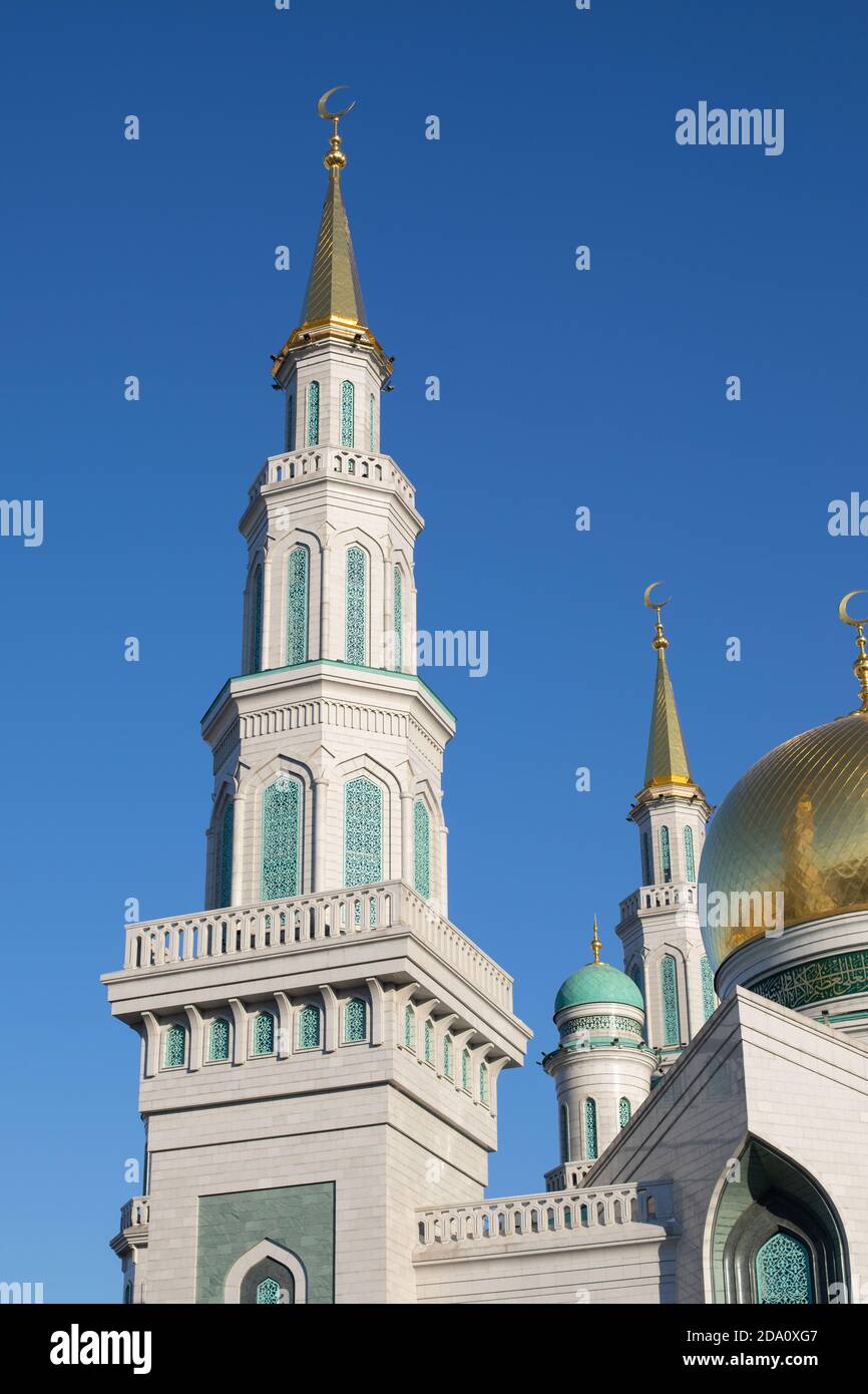 White Minaret Moscow Cathedral Mosque, vertical photo Stock Photo - Alamy