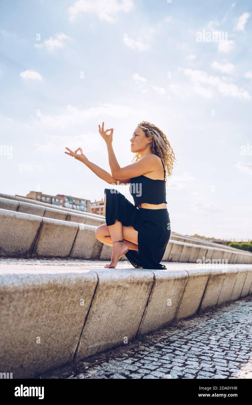 Toe stand hi-res stock photography and images - Alamy