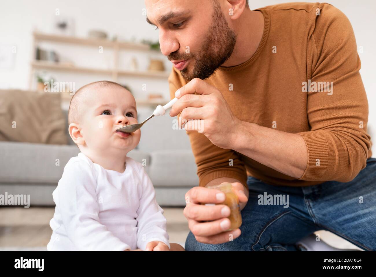 Father feeding baby daughter hi-res stock photography and images - Alamy