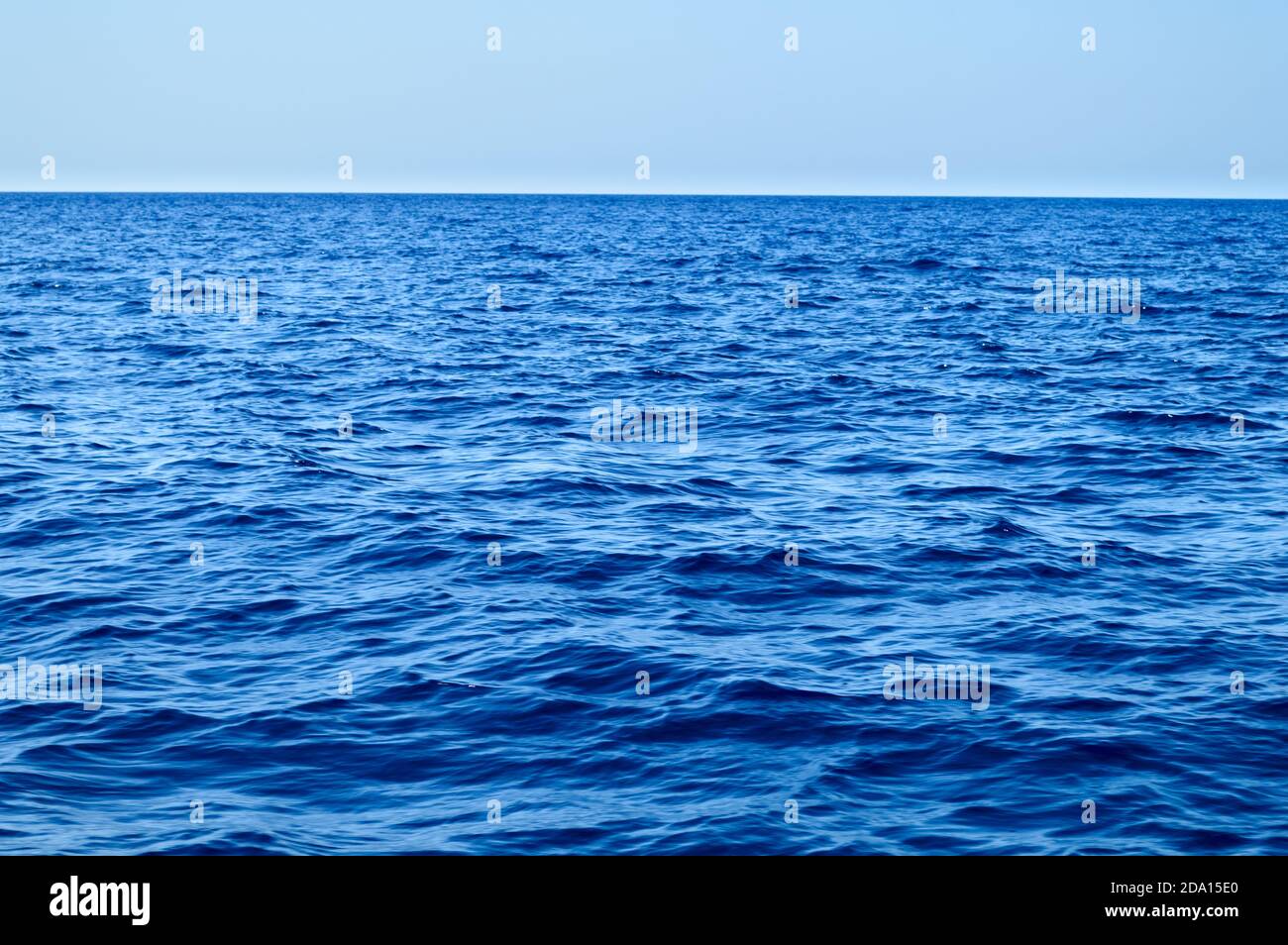 Blue ocean water and sky straight horizon line Stock Photo - Alamy