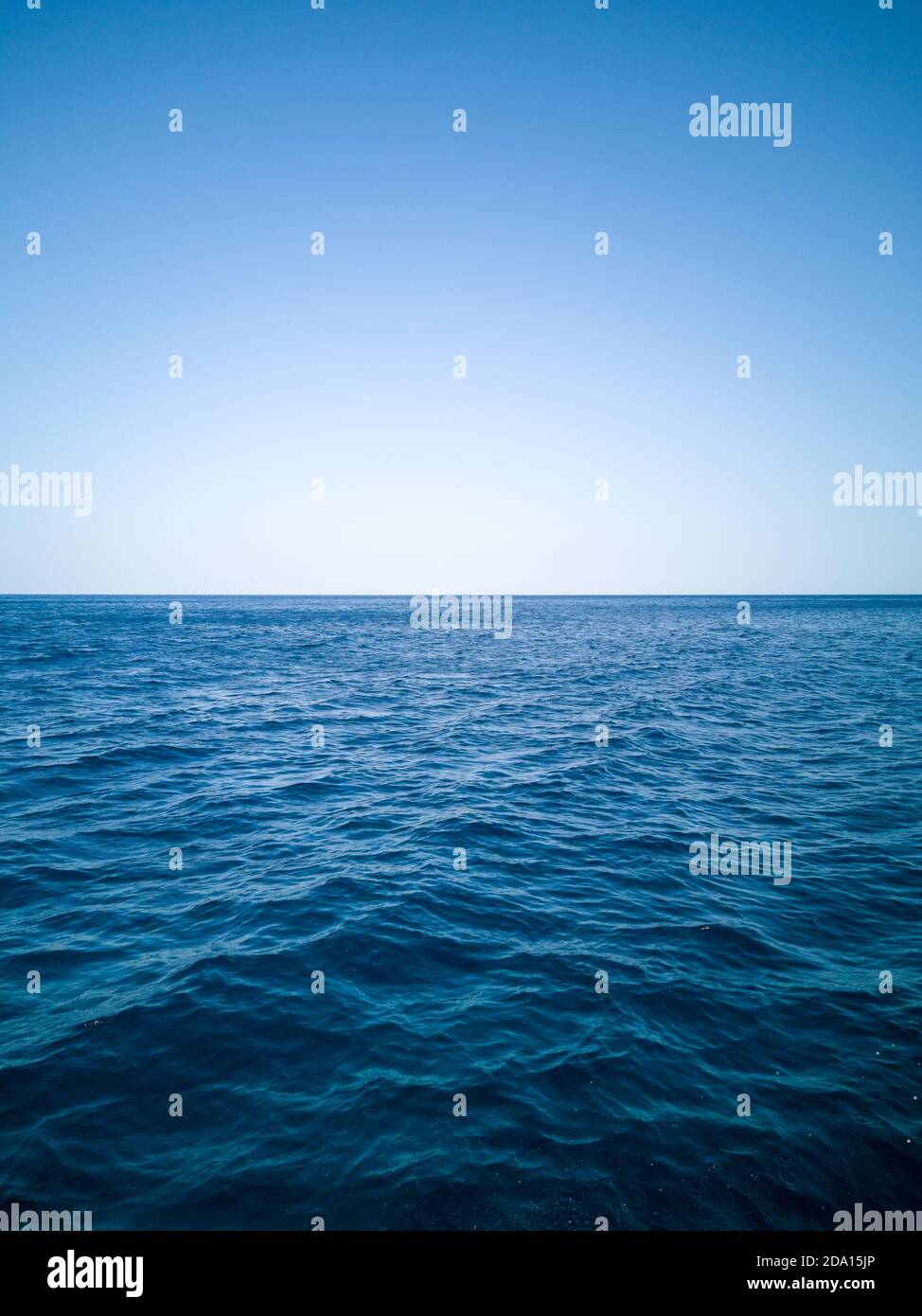 Blue ocean water and sky straight horizon line Stock Photo - Alamy