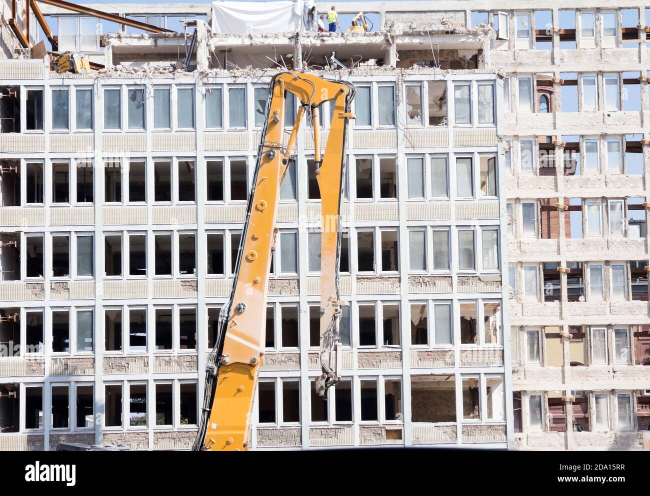 Demolition of building by hydraulic crasher Stock Photo - Alamy