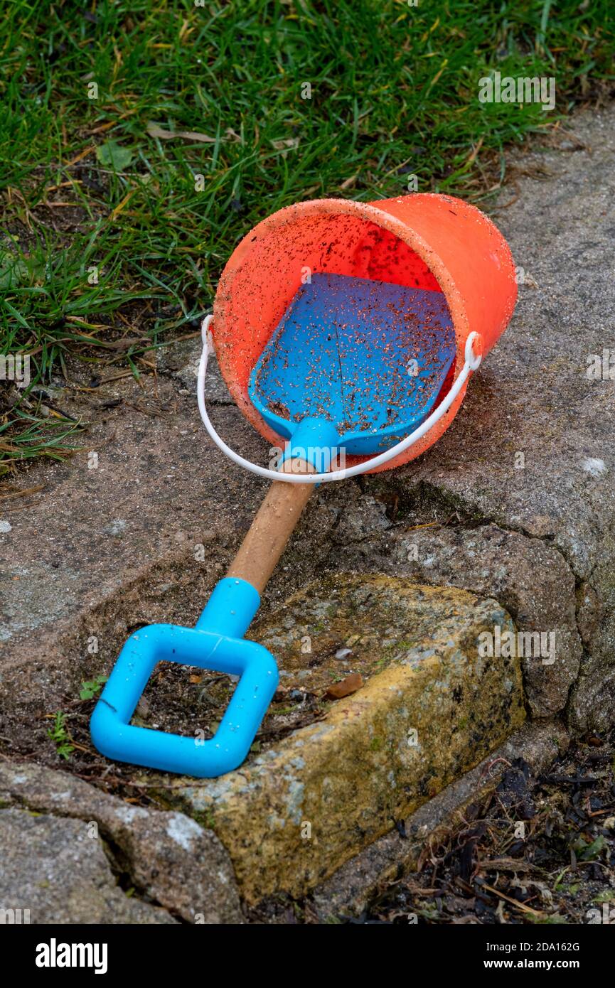 Children playing with bucket and spades hi-res stock photography and ...