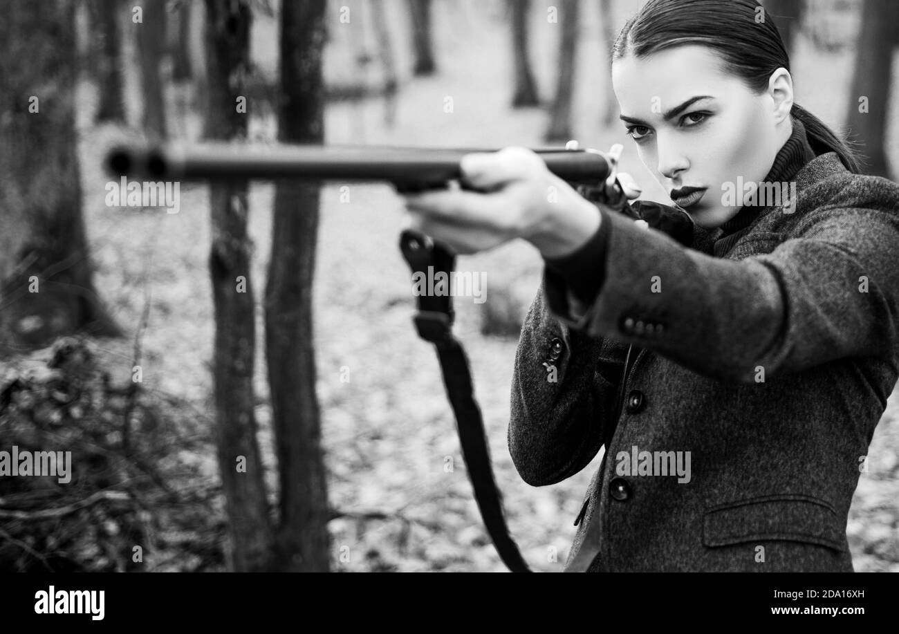 Green hunting shop rifle gun hi-res stock photography and images - Alamy