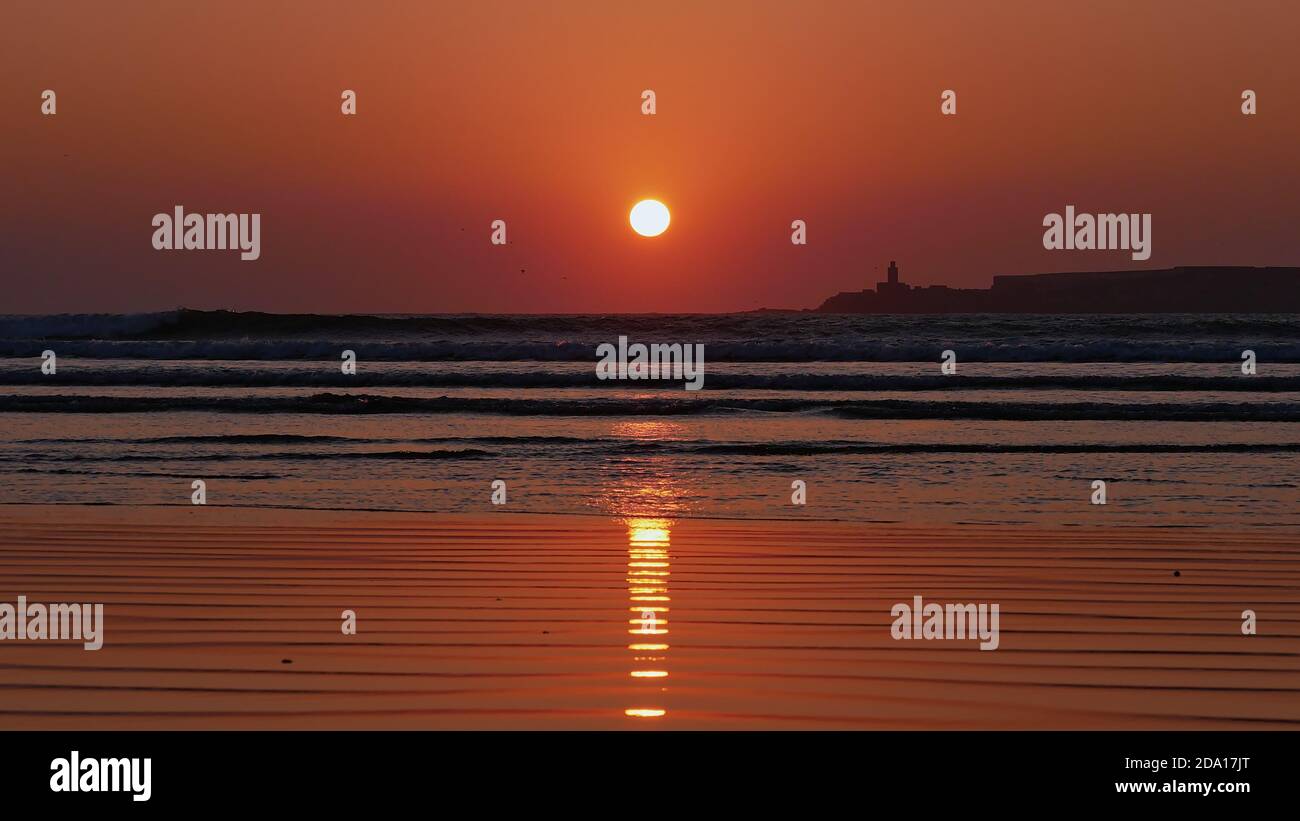 Sun reflection over ocean waves hi-res stock photography and images - Alamy