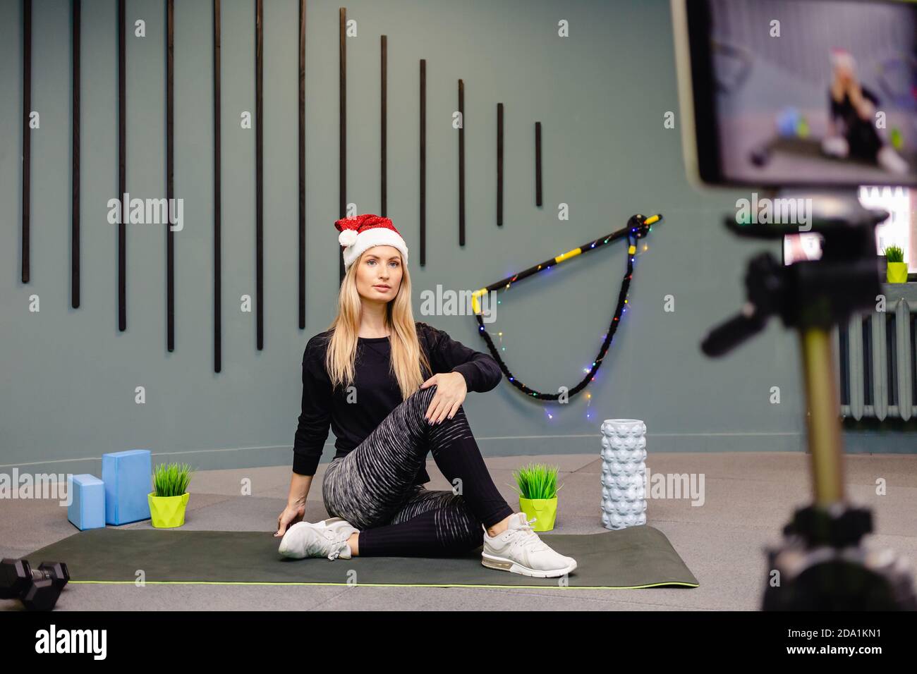 Video camera tripod woman hi-res stock photography and images - Alamy