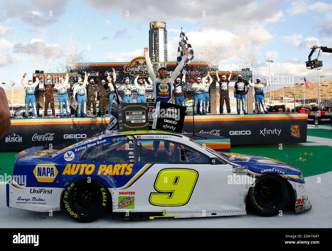 Avondale, Arizona, USA. 8th Nov, 2020. Chase Elliott (9) wins the ...