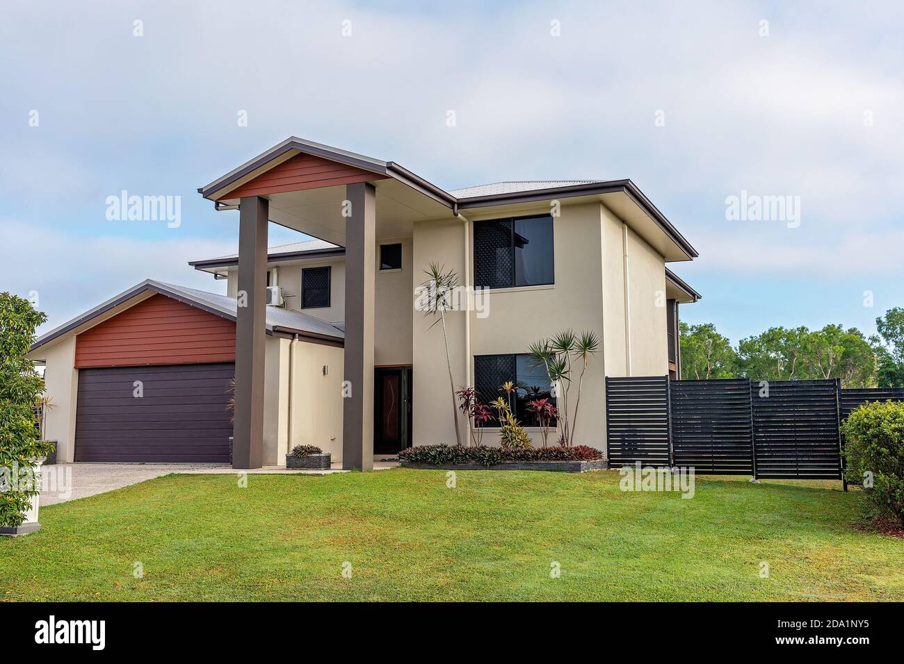 Modern two level home hi-res stock photography and images - Alamy