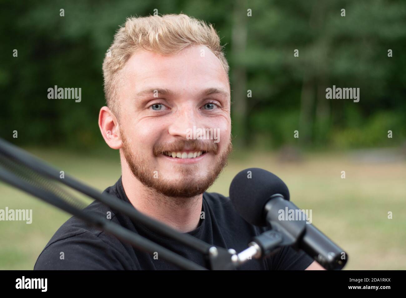 Guy with microphone Stock Photo - Alamy