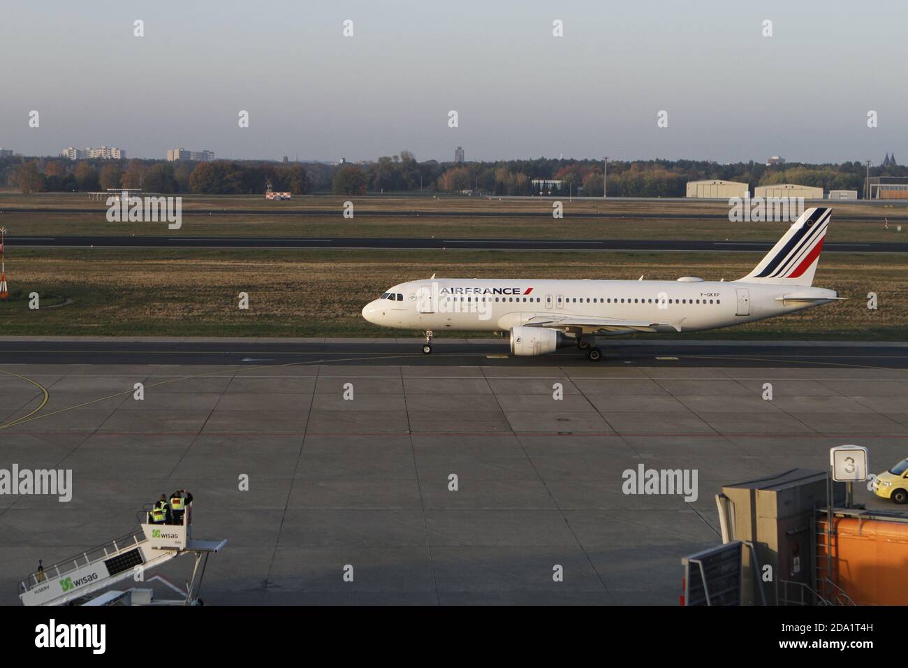 Berlin, Germany. 08th Nov, 2020. Tegel: Pilot Christopher Ruch will fly ...