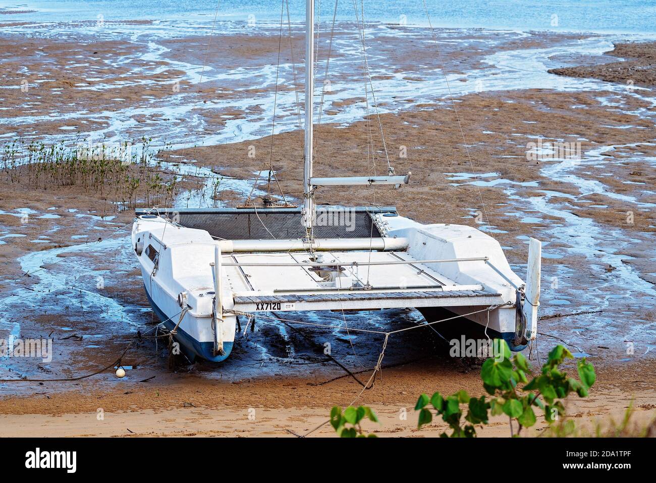 Boat stuck on mud hi-res stock photography and images - Alamy