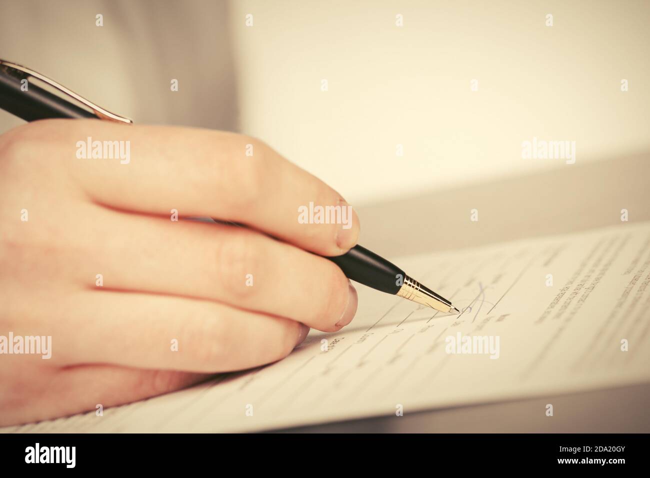 Business woman signing contract Stock Photo - Alamy