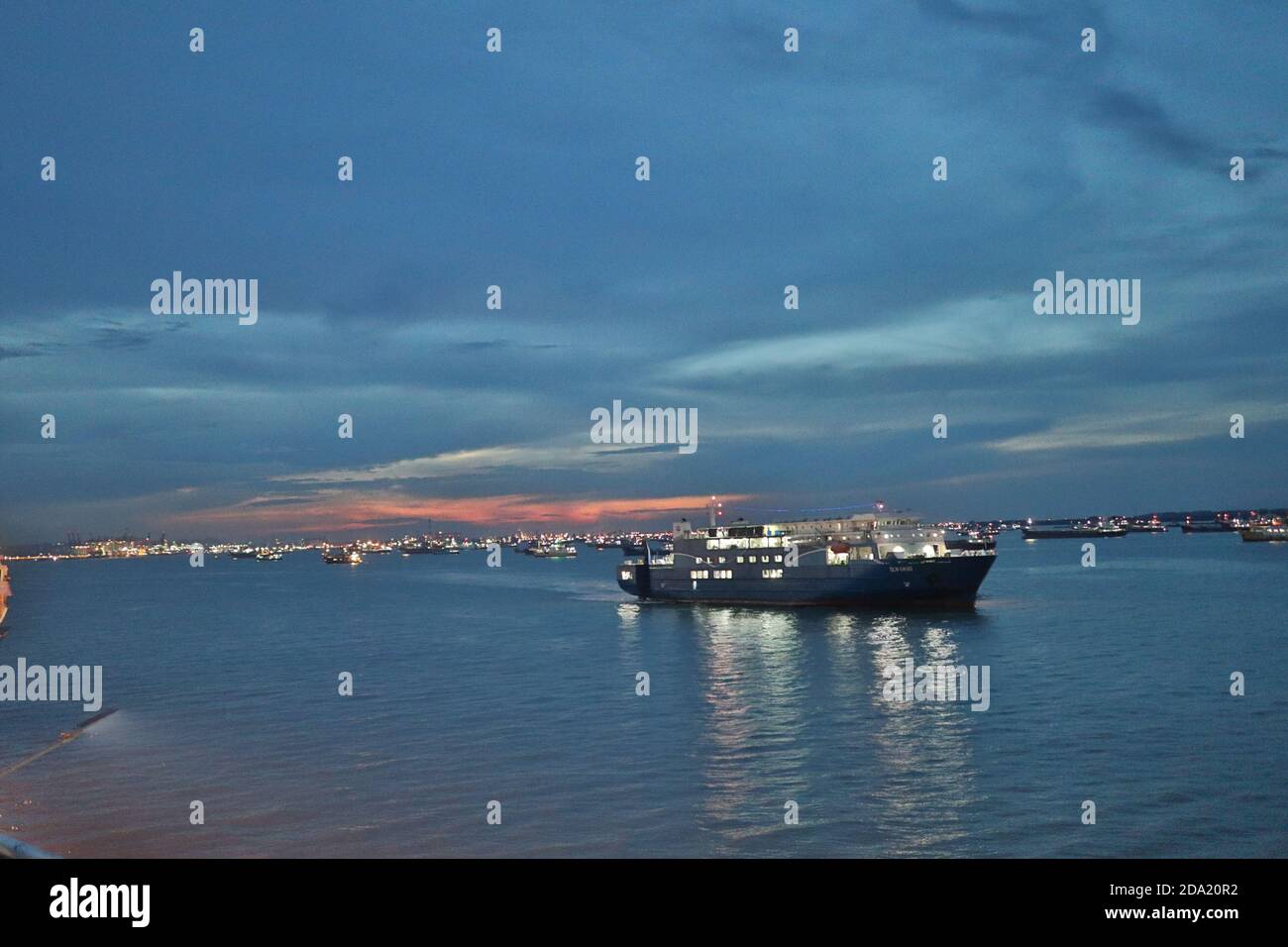 Boat in the middle of the sea hi-res stock photography and images - Alamy
