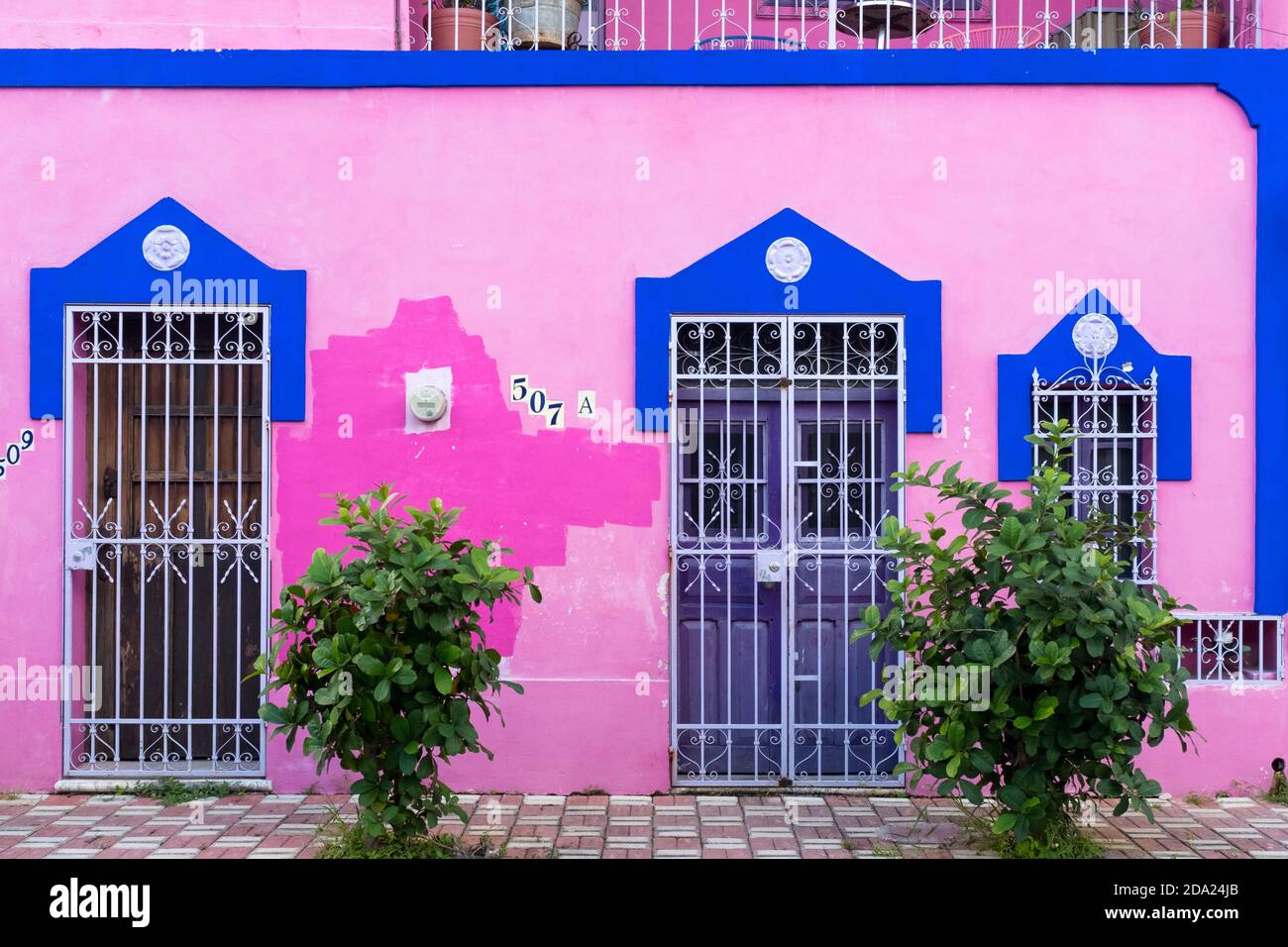 Mexican spanish colonial houses hi-res stock photography and images - Alamy