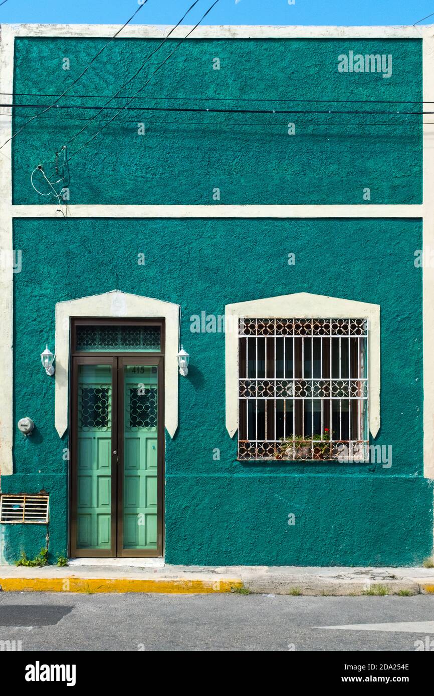 Colonial style house exterior hi-res stock photography and images - Alamy