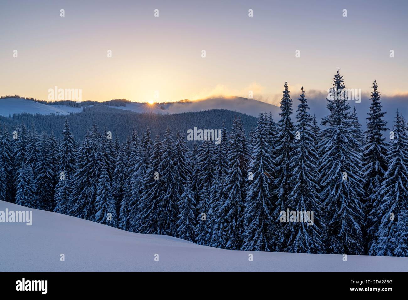 Sun rising behind mountains hi-res stock photography and images - Alamy