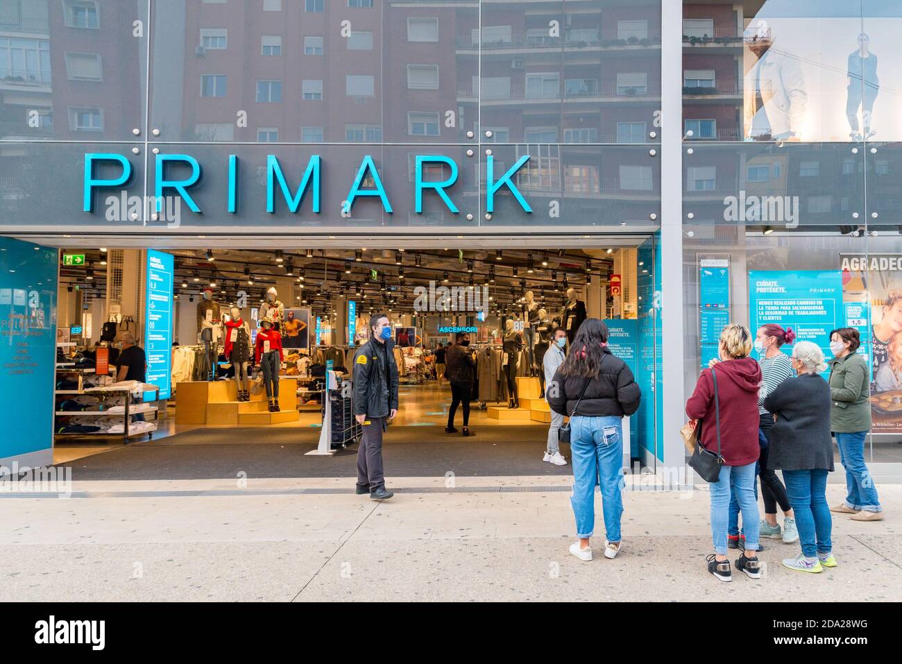 People wearing face masks stand High Resolution Stock Photography and ...