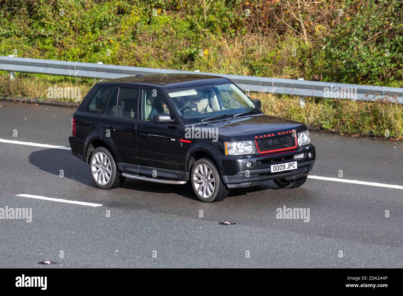 Black range rover side view hi-res stock photography and images - Alamy