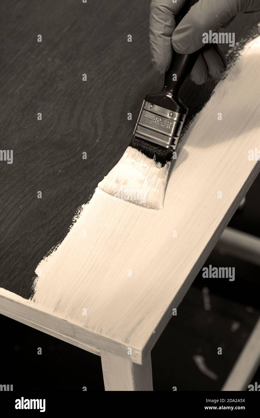 Painting a wooden table, upcycling renovation project. With colour ...