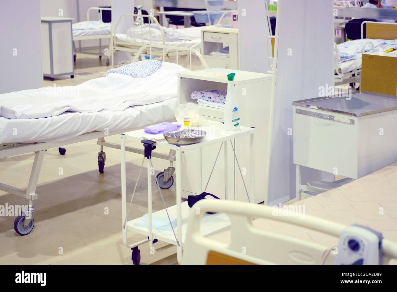 Empty beds in the hospital's open space ward Stock Photo - Alamy
