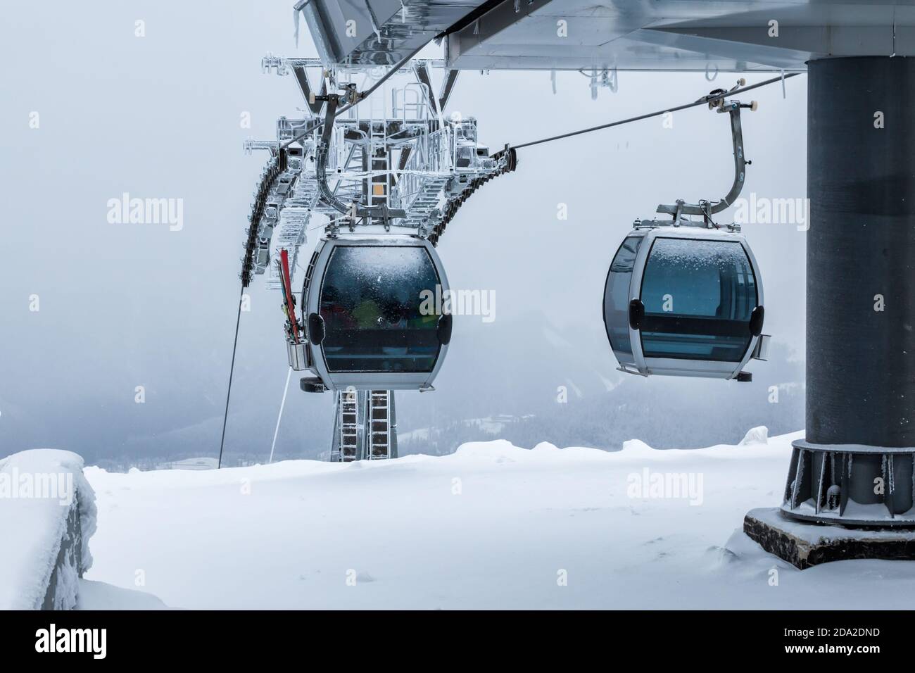 Gondola lifts hi-res stock photography and images - Alamy