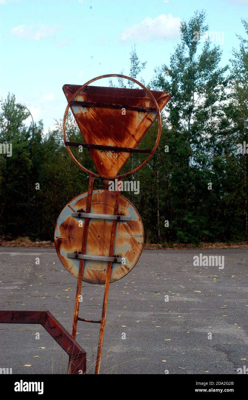 an old and rusty yield road sign from the back Stock Photo - Alamy
