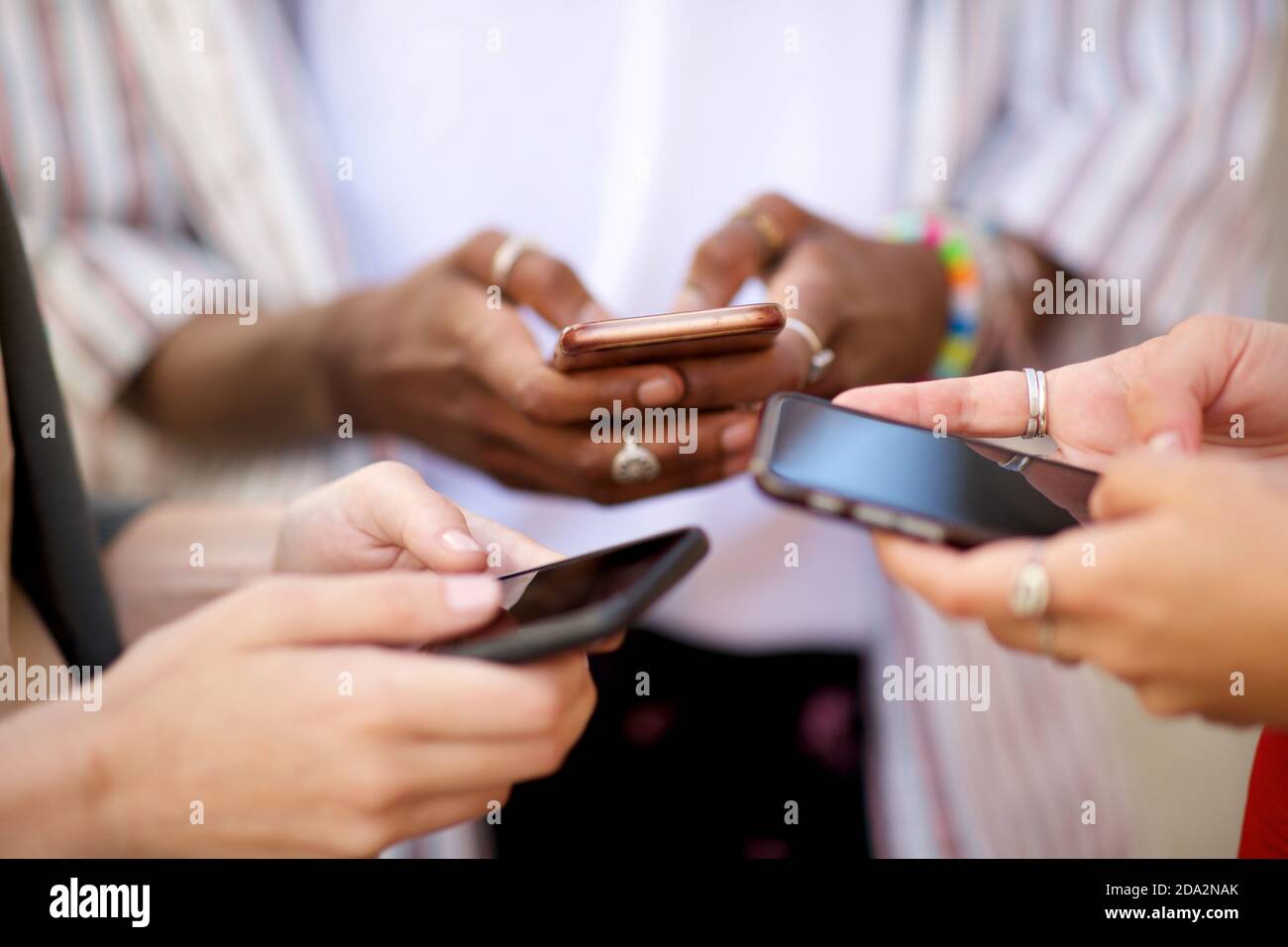 Hands holding mobile phones hi-res stock photography and images - Alamy