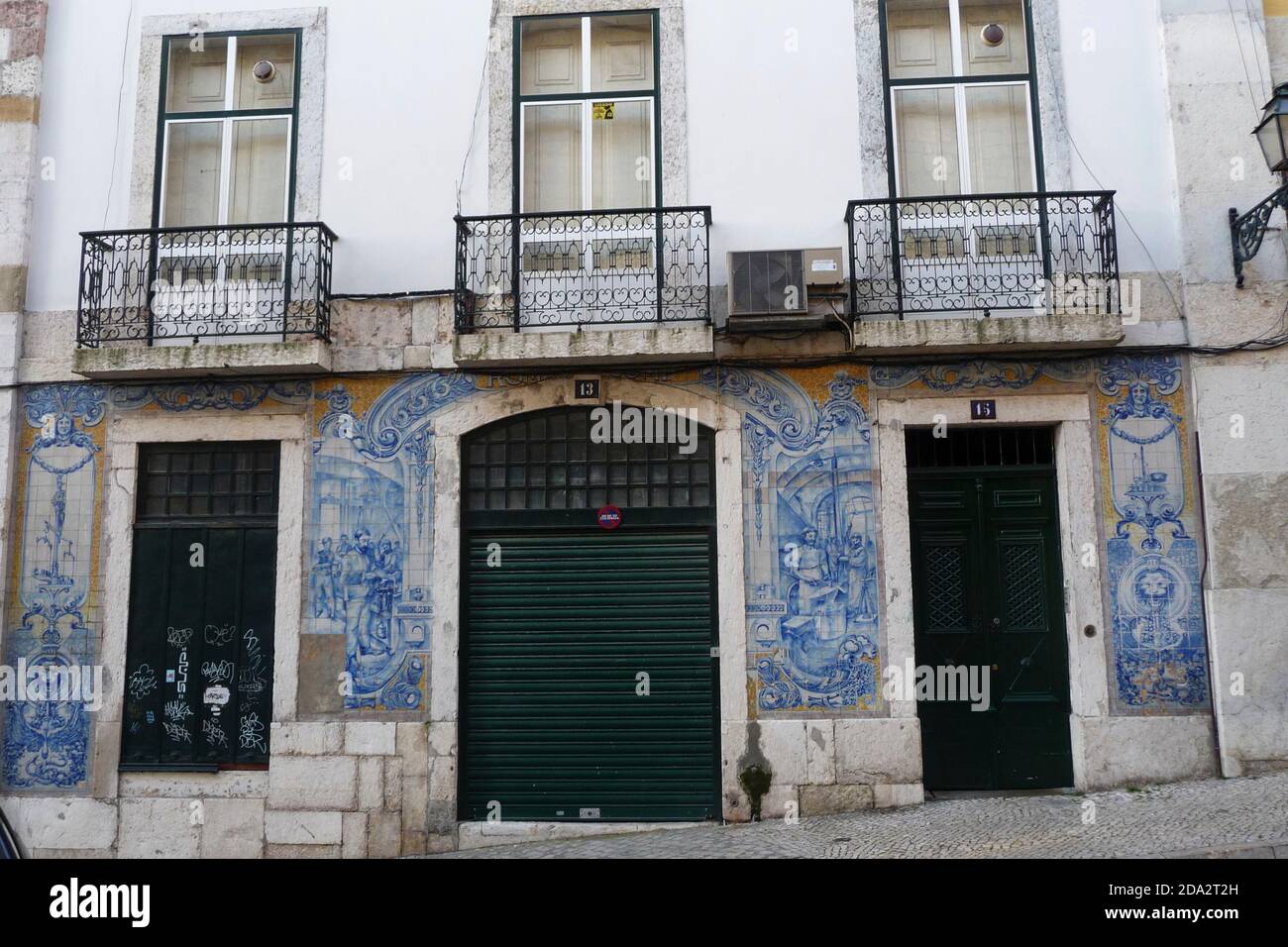 Azulejos lisbon hi-res stock photography and images - Alamy