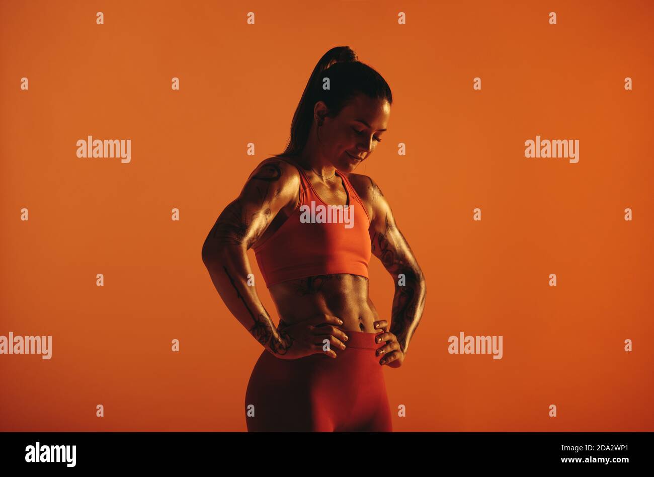 Monochrome fitness portrait of female bodybuilder. Fit woman athlete ...