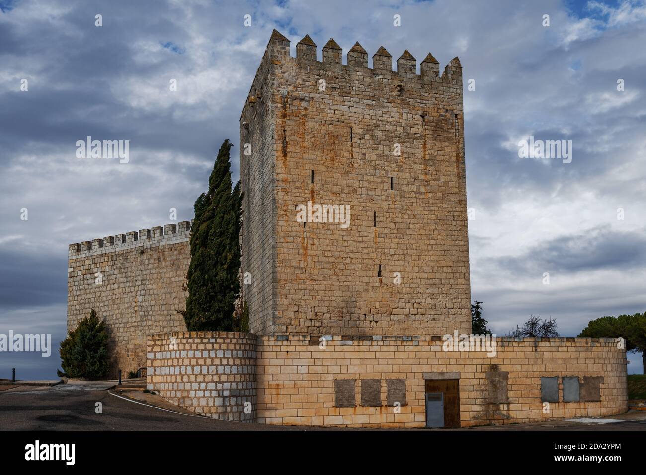 Castillo de monzon de campos hi-res stock photography and images - Alamy Castillo de monzon de campos hi-res stock photography and images - Alamy