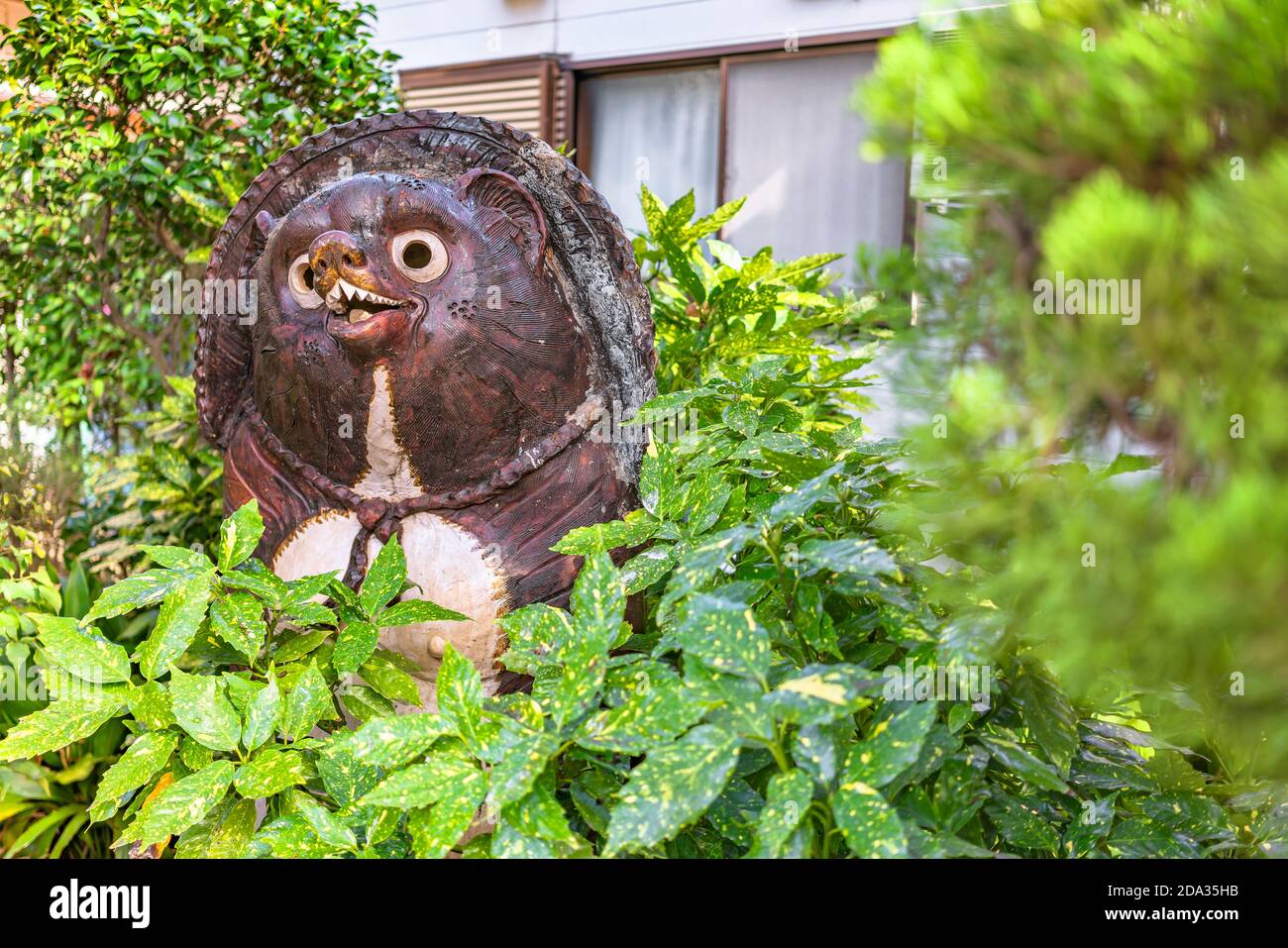 Tanuki statue hi-res stock photography and images - Alamy