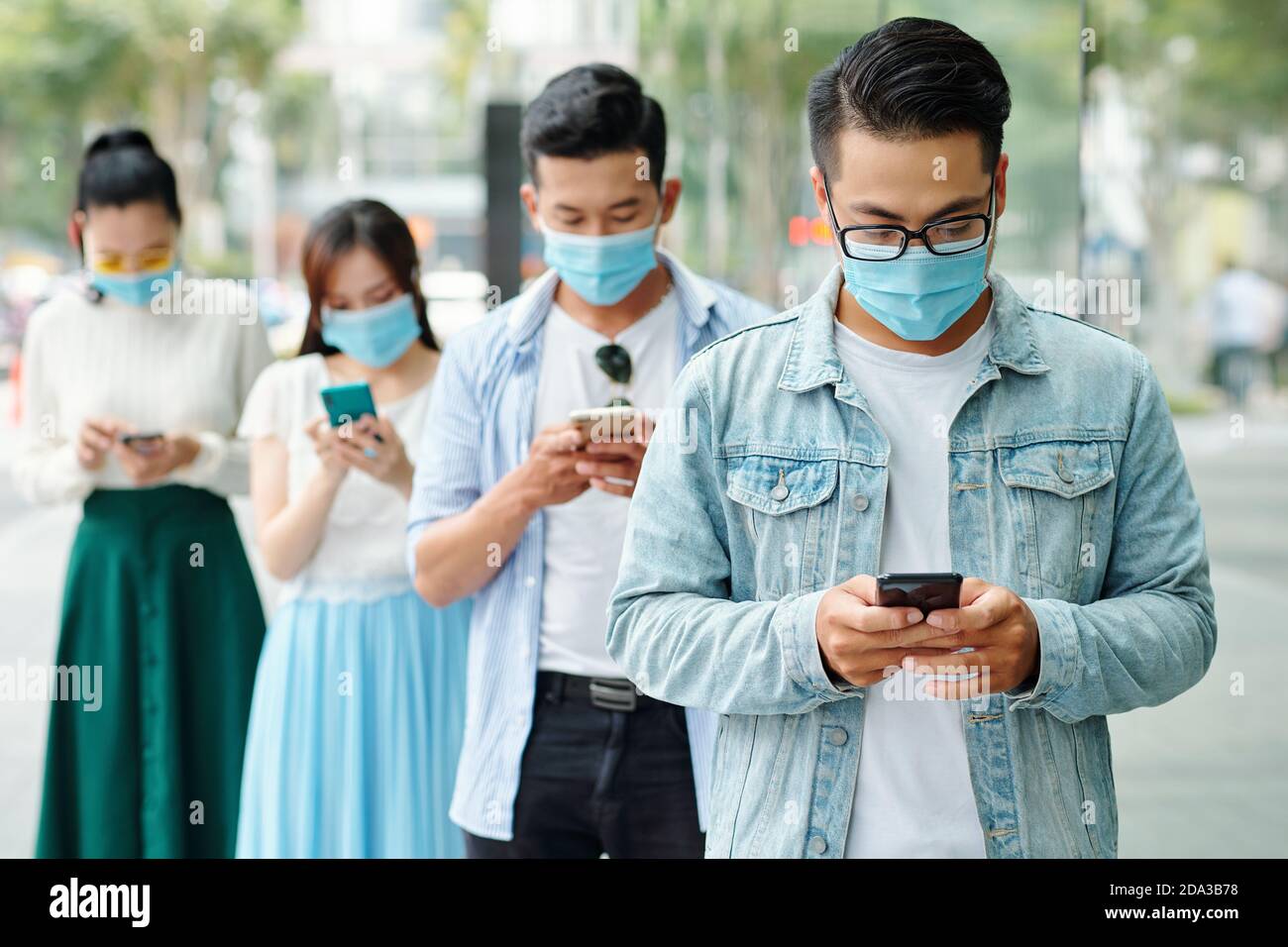 Male hands smartphone messages hi-res stock photography and images - Alamy