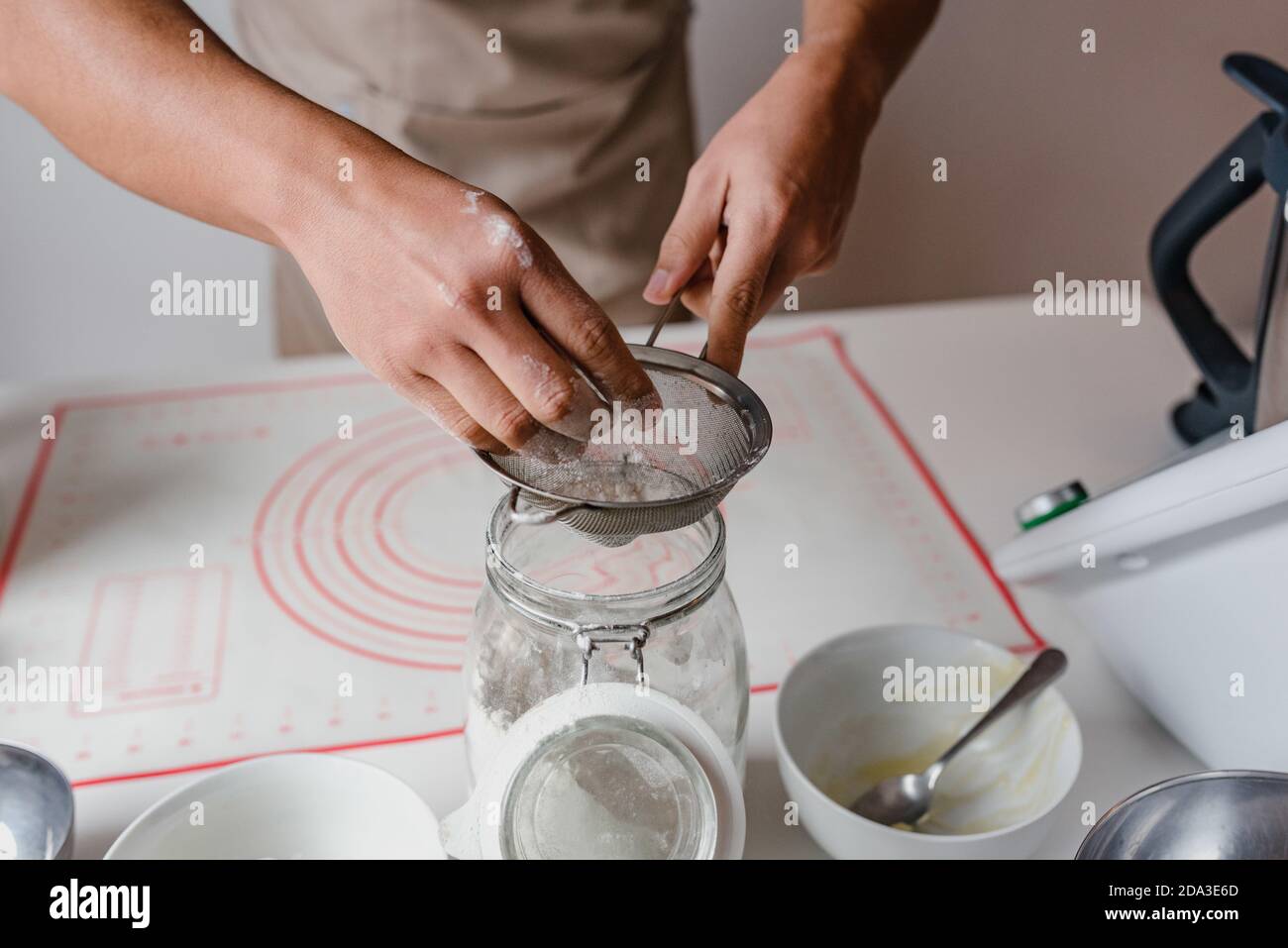 Hand sifting flour glass bowl hi-res stock photography and images - Alamy