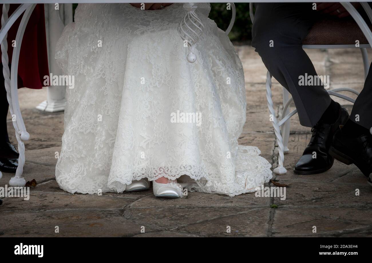 White office reception table hi-res stock photography and images - Alamy