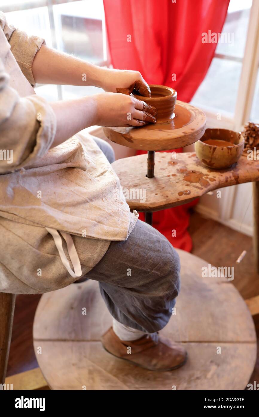 Potter works clay hi-res stock photography and images - Alamy