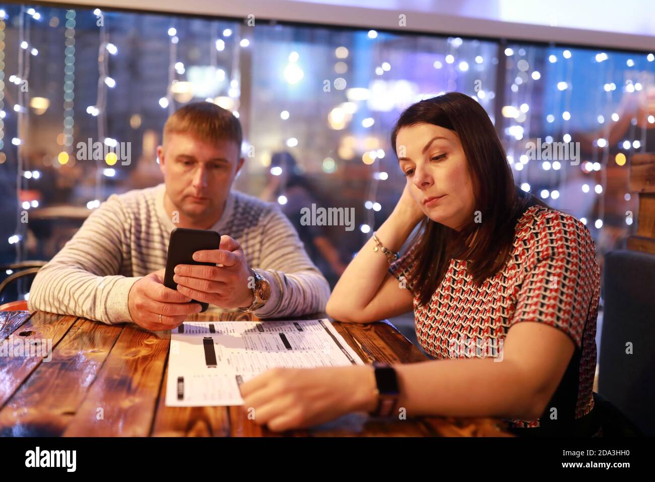 Couple dinner pub hi-res stock photography and images - Alamy