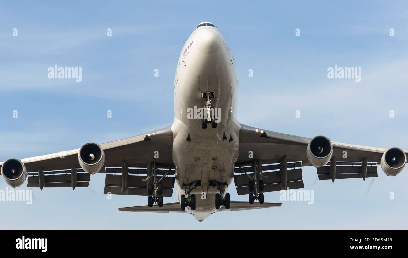 Boeing 747 landing gear hi-res stock photography and images - Alamy