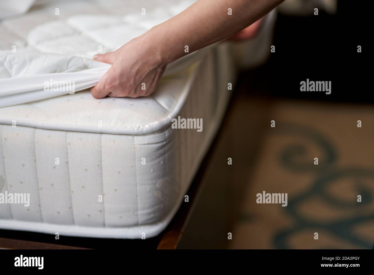 Changing sheet mattress hi-res stock photography and images - Alamy