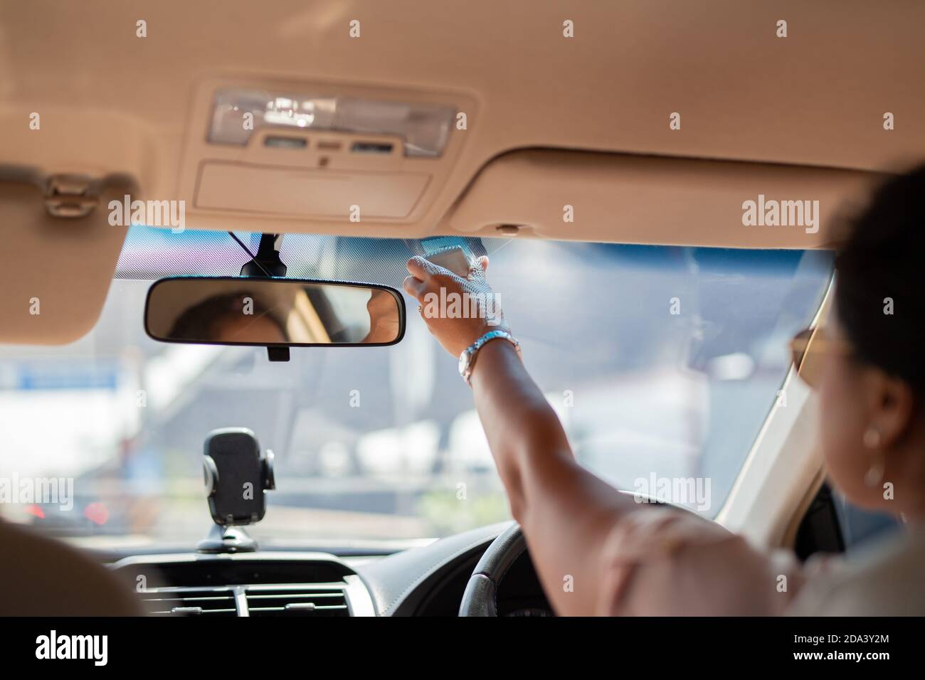 Woman reaching credit electronic paid for a expressway Stock Photo - Alamy