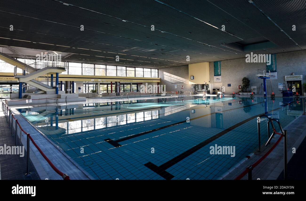 Berlin, Germany. 05th Nov, 2020. Empty pool in the Lankwitz municipal ...