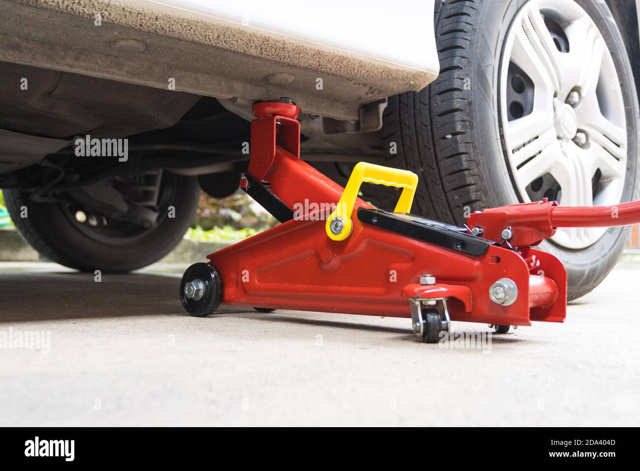 Hydraulic floor jack car hi-res stock photography and images - Alamy
