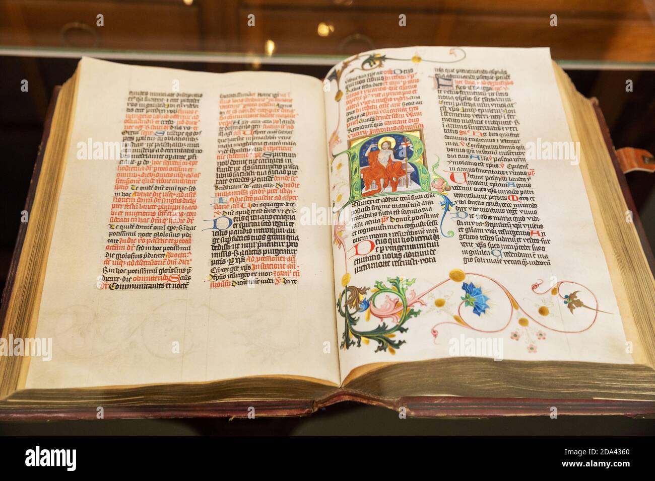 Old illustrated holy bible hi-res stock photography and images - Alamy