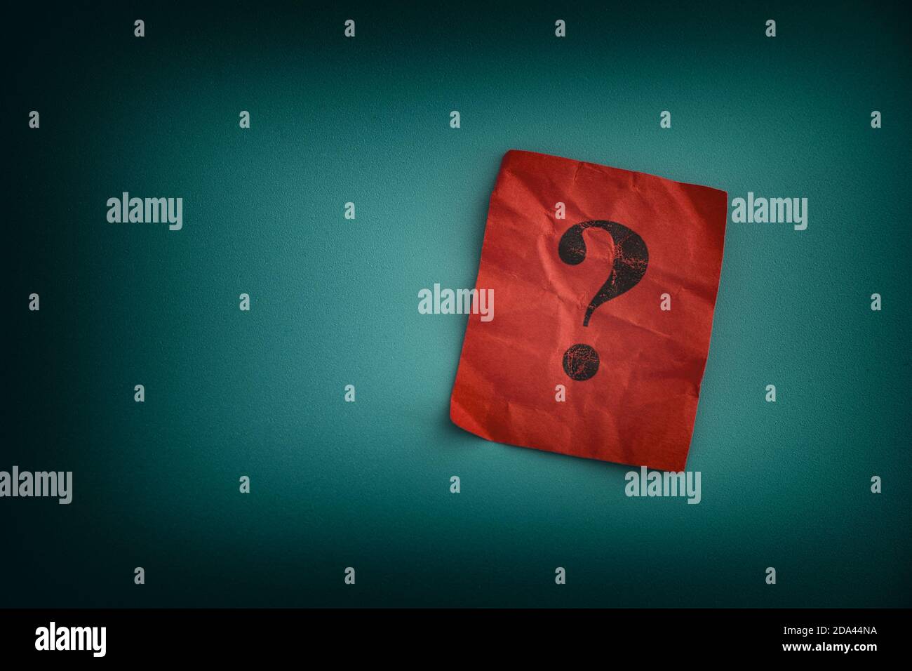 Red paper note with question mark. Close up Stock Photo - Alamy