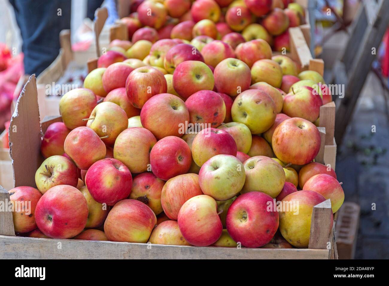 Organic Apples in Crates at Farmers Market Stock Photo - Alamy