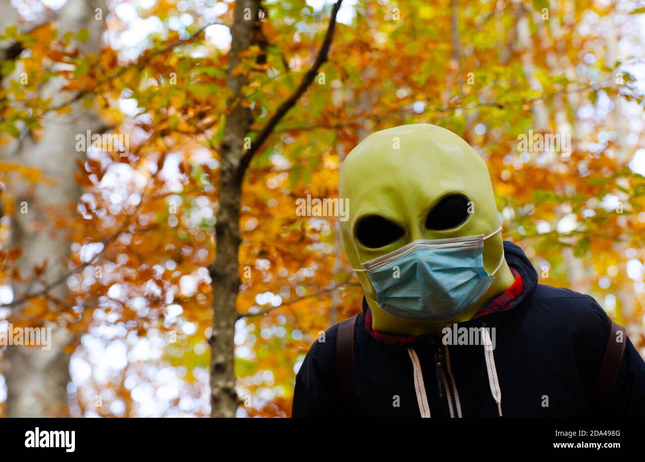 Alien mask green mask hi-res stock photography and images - Alamy