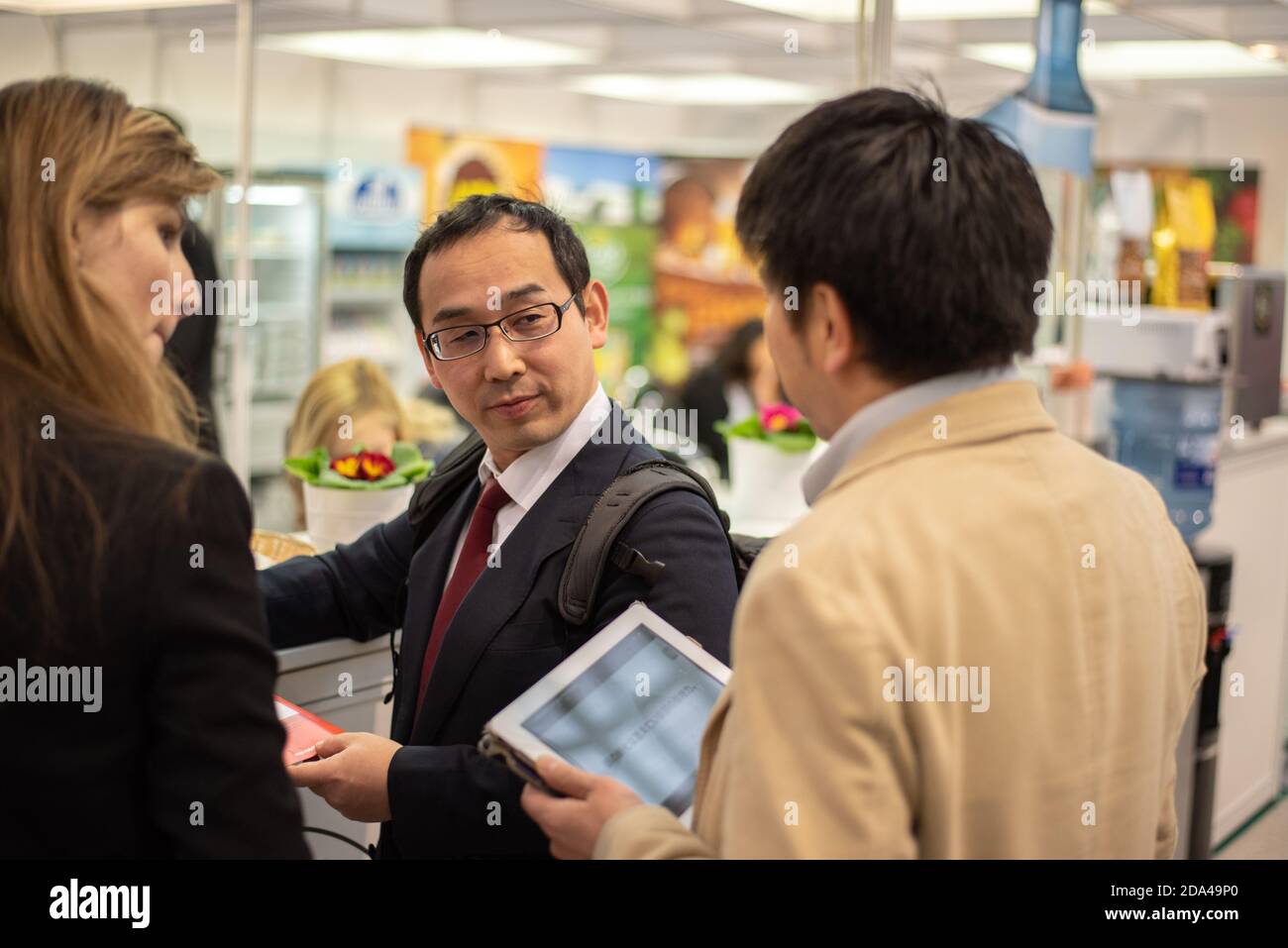 Informal meeting convention trade hi-res stock photography and images ...