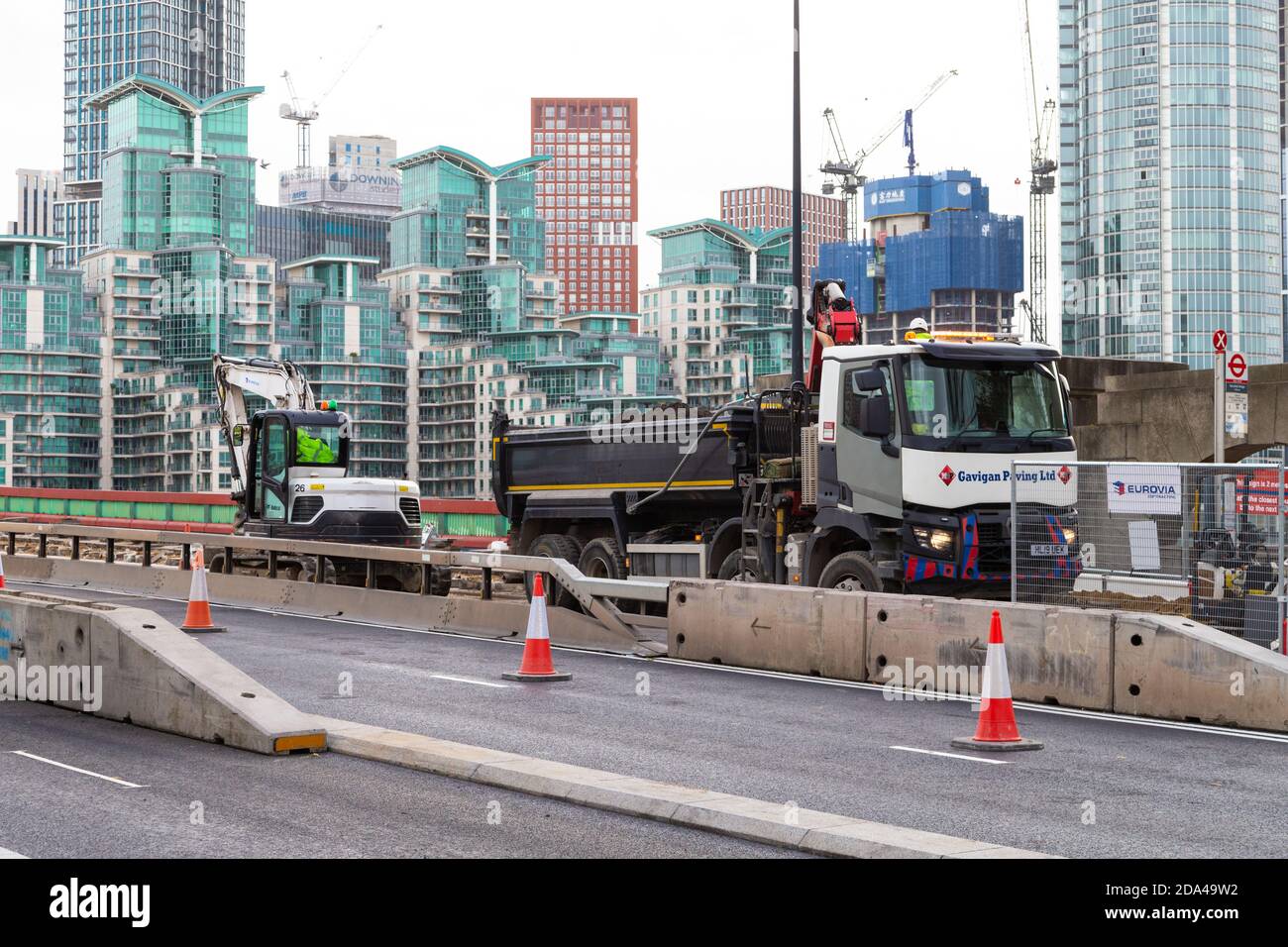 Construction work on the vauxhall bridge, london, uk Stock Photo - Alamy